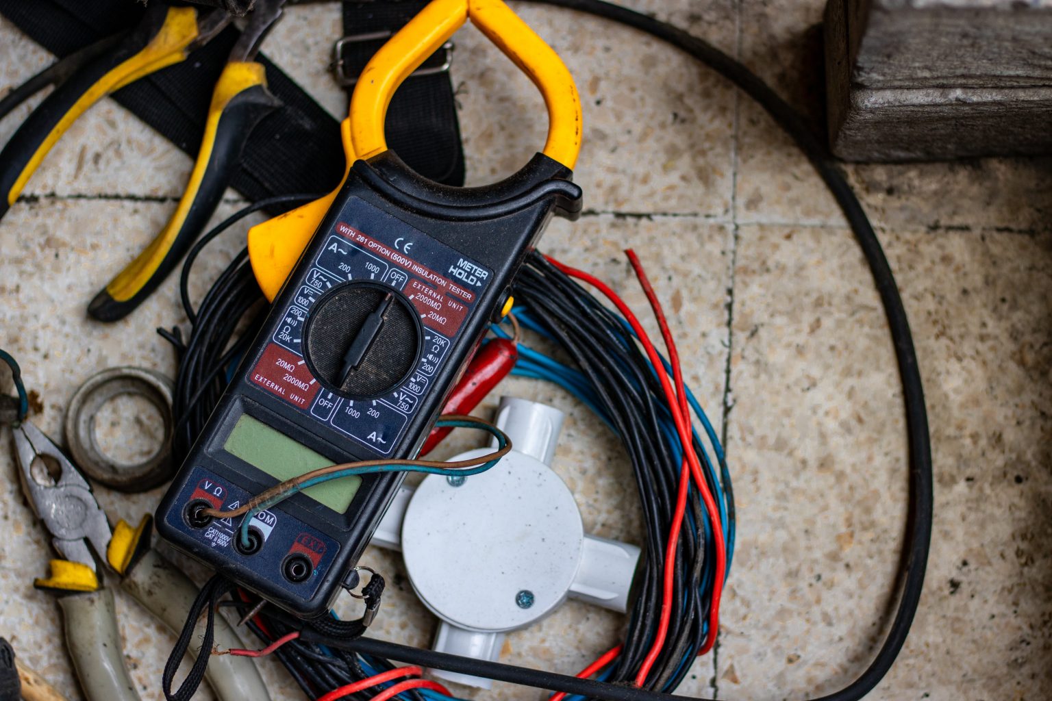 How to test wire for power with a multimeter? | HouseTechLab
